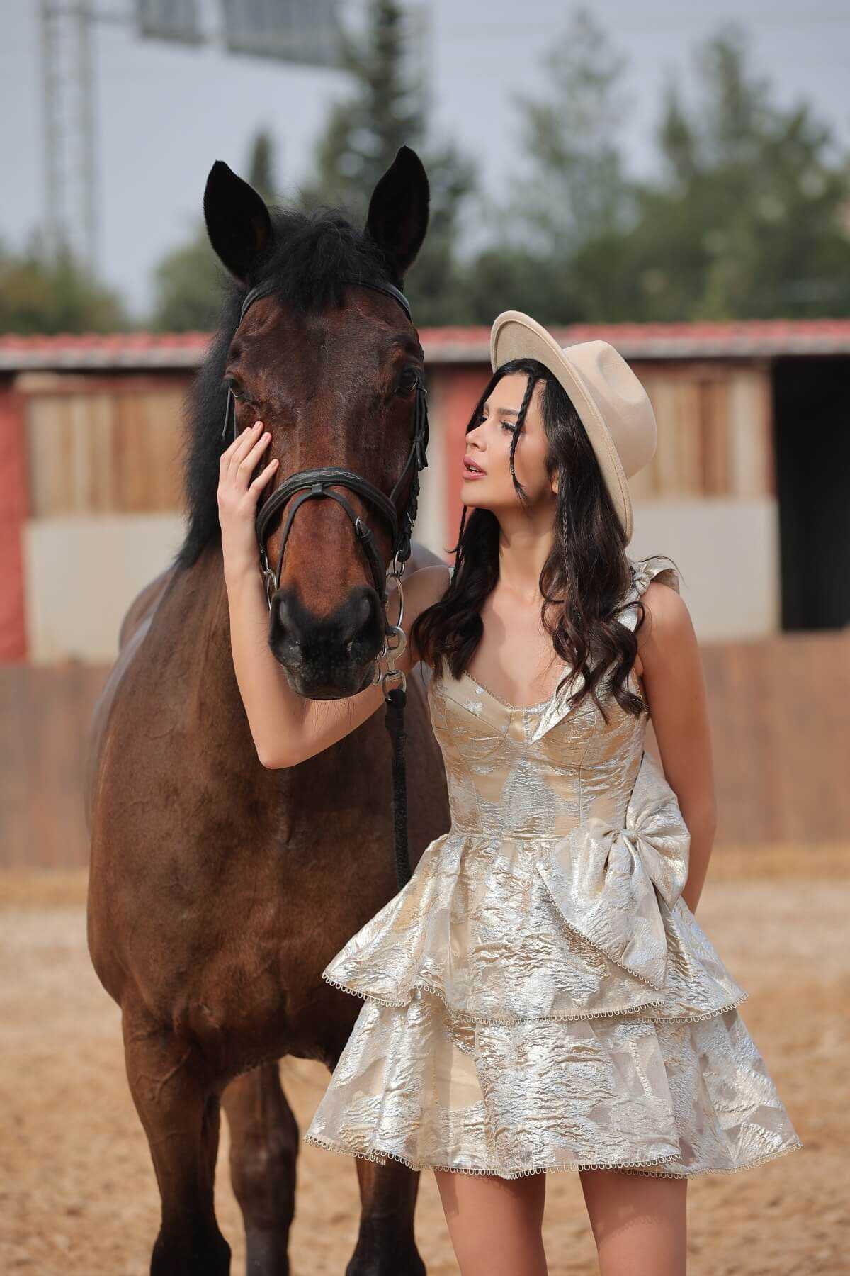 Gold İp Askı Fiyonk Detaylı Kat Kat Kısa Abiye Elbise 43 - Iconas Line