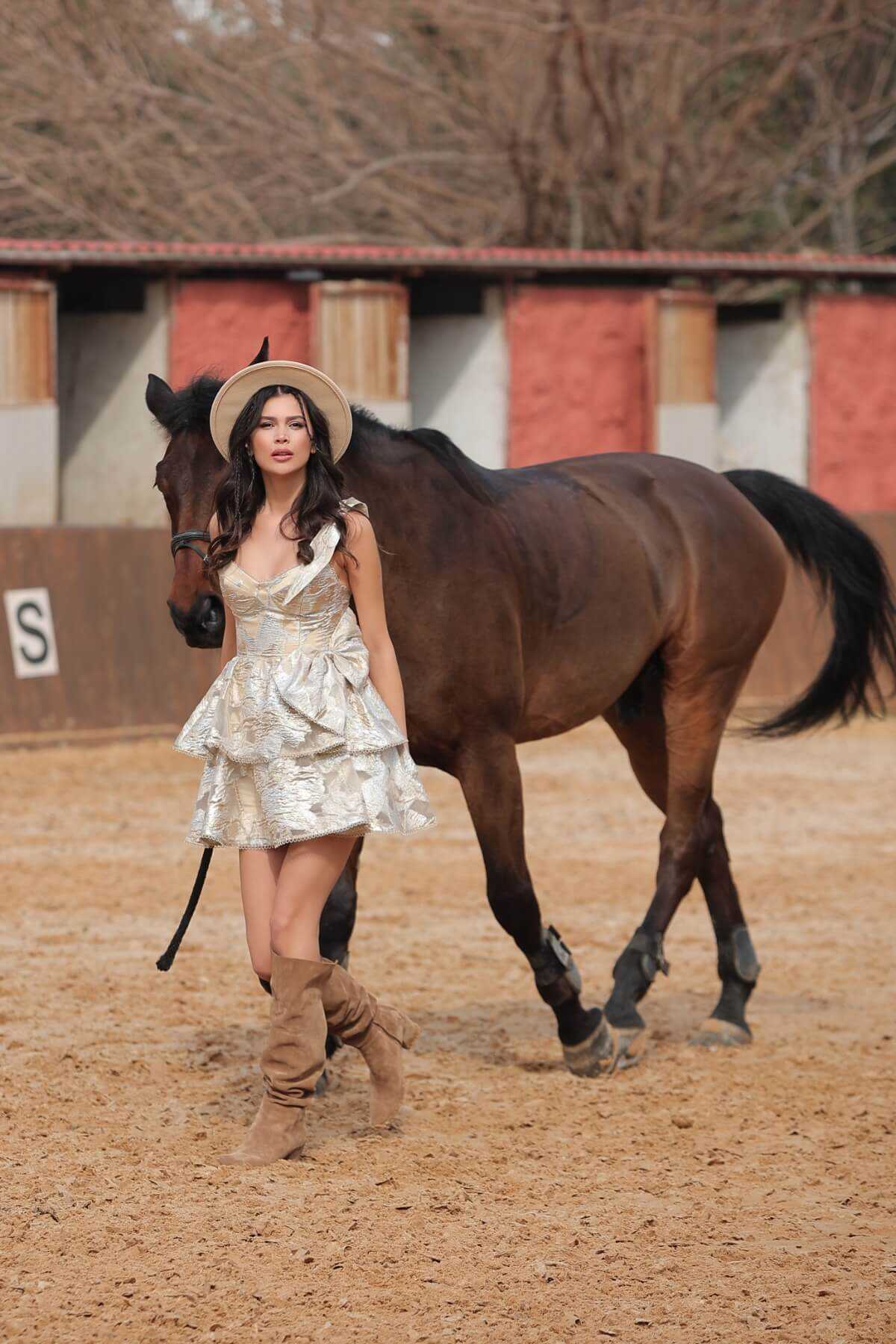 Gold İp Askı Fiyonk Detaylı Kat Kat Kısa Abiye Elbise 43 - Iconas Line