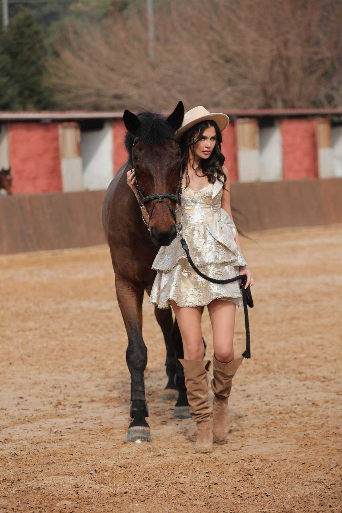 Gold İp Askı Fiyonk Detaylı Kat Kat Kısa Abiye Elbise 43 - Iconas Line